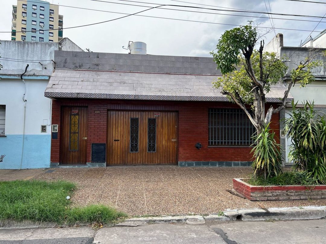 Casa en venta 4 ambientes en San Juan 2300, Villa Raffo, Tres de ...