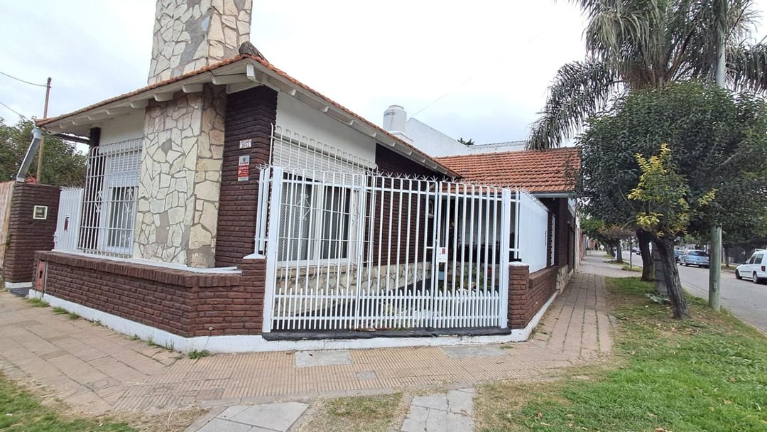 Casa en venta 4 ambientes en Vito D. Sabia 3500, Lomas del Mirador, La ...